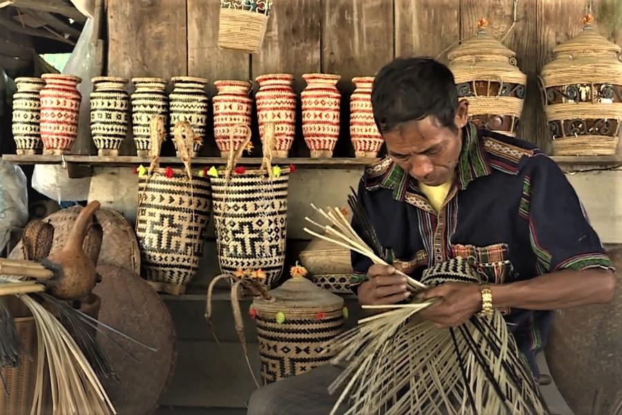 Người níu giữ nghề đan lát truyền thống ở Đam Rông