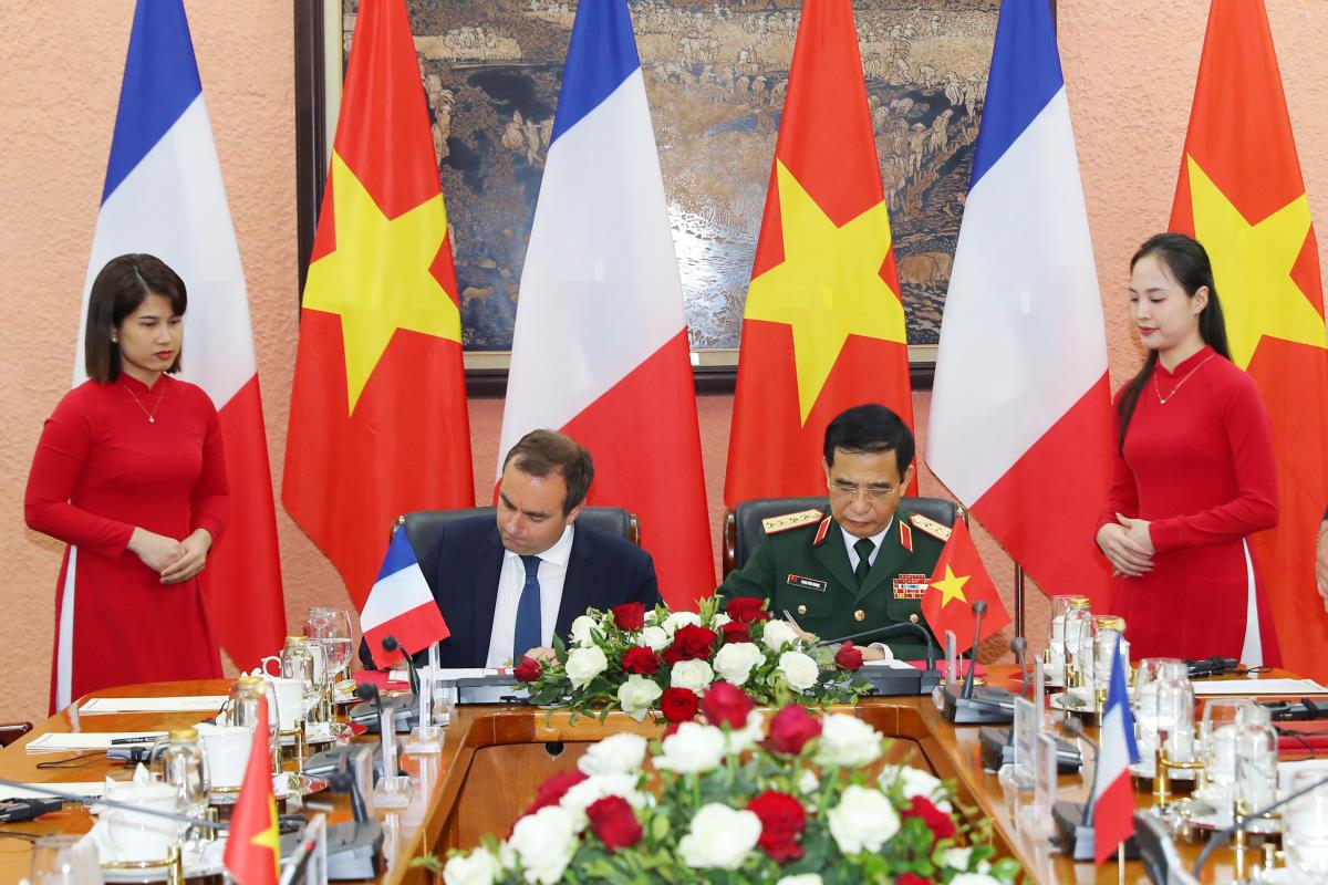 Bộ trưởng Bộ Quân đội Pháp thăm chính thức Việt Nam